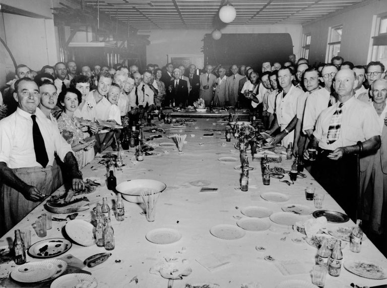 7 Sitcom Christmas Episodes People Quote Every Year Without Realizing ...